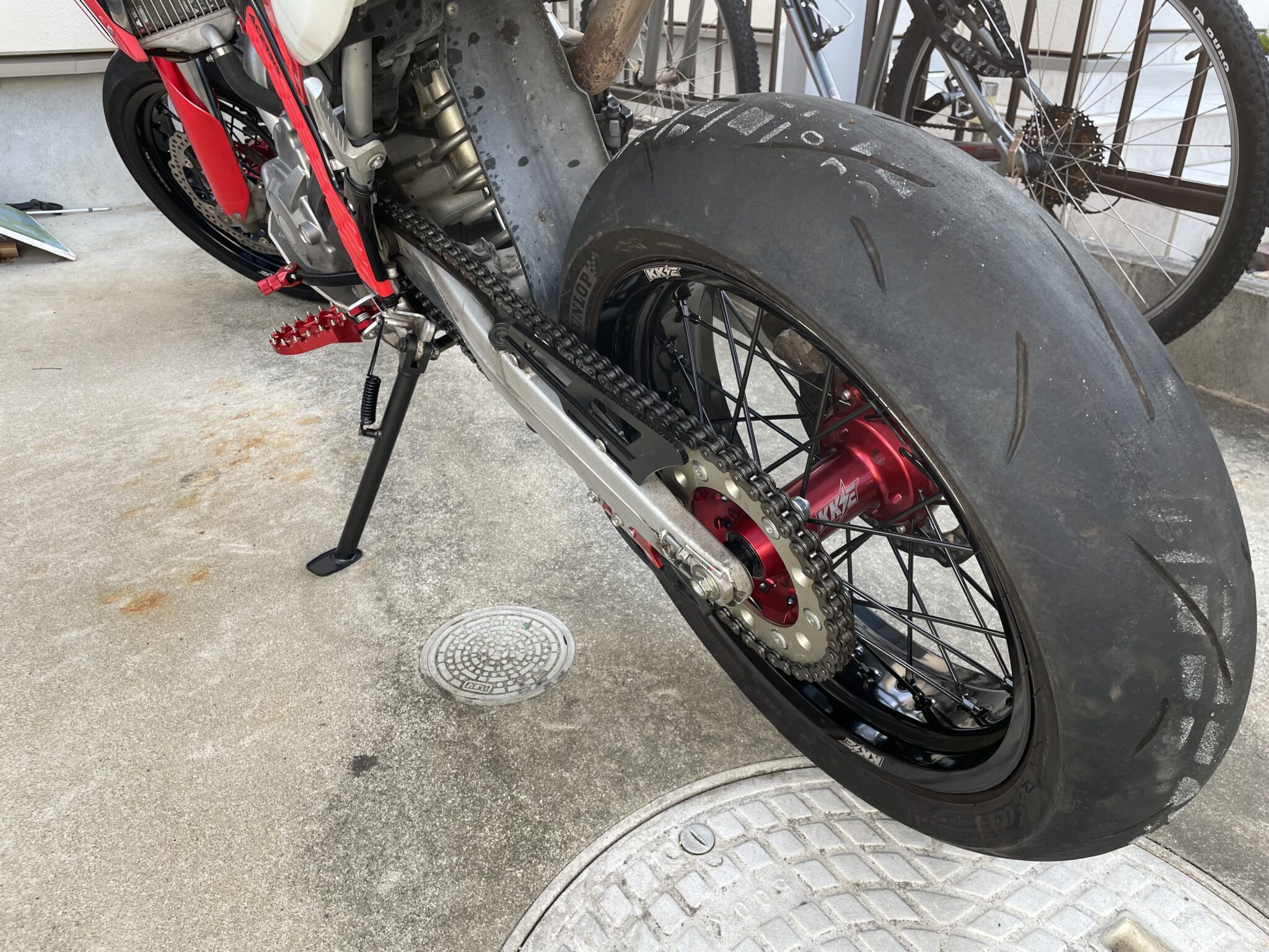 CRF250Lをモタード仕様の前後17インチへ！リアはワイドリムで150サイズ化 | tj-garage